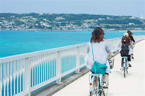 レンタサイクルで渡る古宇利大橋今帰仁村の古宇利島まで片道2キロ海の上を走るような高揚感を味わえる 沖縄の観光情報はFeel Okinawa