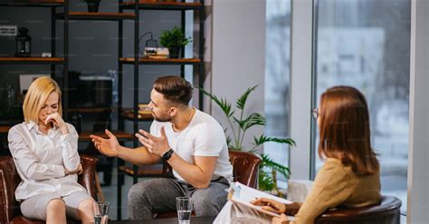 가족 불일치 사람들 관계 개념 젊은 백인 부부는 심리학자와 결혼 치료에서 문제를 논의하고 심리학자는 짜증나는 부부의 말을주의 깊게 듣고 조언 지원 문제에 대한