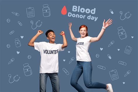 점프 하 고 축 하 하는 정서적 자원 봉사자 혈액 기증자의 날 곁눈질에 대한 스톡 사진 및 기타 이미지 곁눈질 긍정적인 감정 표현 남성 Istock