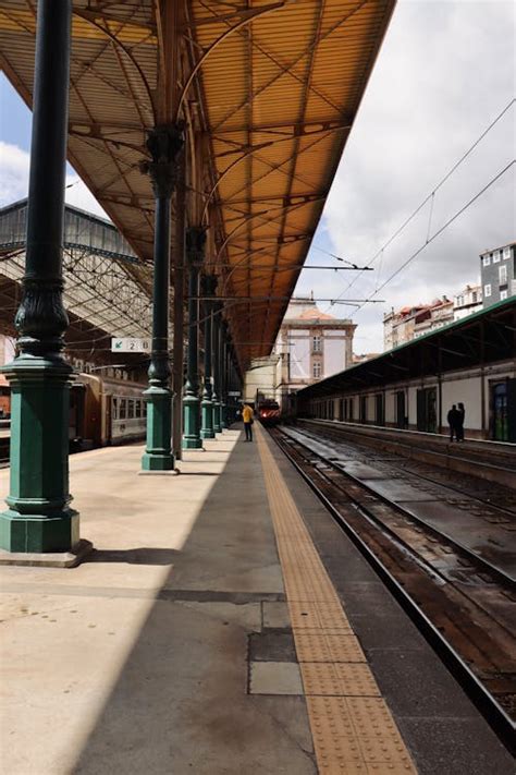 건축 공공 장소 교통 구름 낀 하늘 기차 여행 기차역 노란 지붕 대중교통 도시 거리 풍경 도시 교통 도시 풍경 도시의 맑은 날 빈티지 건축 산업