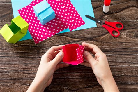 종이 접기 명령 10단계 상자 발렌타인 데이 어머니의 날 또는 생일 선물 발렌타인 데이 는 나무 테이블에 빨간 종이 마음으로 선물 0명에 대한 스톡 사진 및 기타 이미지