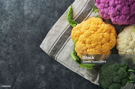 콜로푸 콜리플라워 오래 된 어두운 회색 콘크리트 배경에 콜리 플라워의 다양 한 종류 보라색 노란색 흰색 및 녹색 양배추 브로콜리와 로마네스코 농업 수확 모의 0명에 대한