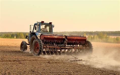 Трактор пашет землю фото и картинки 50 штук