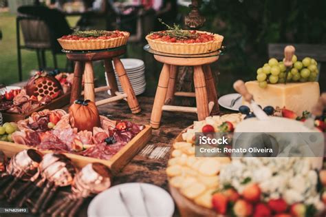 맛있는 치즈 과일 및 고기로 가득한 아름다운 샤퀴테리 보드 결혼식 및 특별 행사에 적합합니다 0명에 대한 스톡 사진 및 기타 이미지 Istock