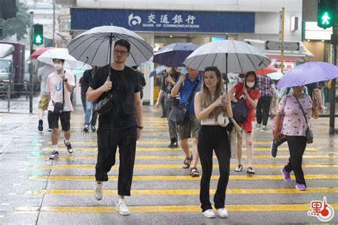（多圖）本港下午雨勢轉大 天文台：今晚有驟雨及狂風雷暴 港聞 點新聞