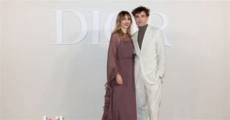 로버트 패틴슨♥수키 워터하우스 4년만에 첫 공개석상 잘 어울리는 6살차이 커플” 해외이슈