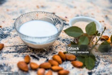 귀리 얼굴 팩의 닫거나 Avena Sativa로 구나 얼굴 마스크 즉 짓 눌린 또는 아몬드 또는 ㄱ 우유 가루와 나무 표면에 귀리를 접지 합니다 이 얼굴 팩 드 태닝에 대