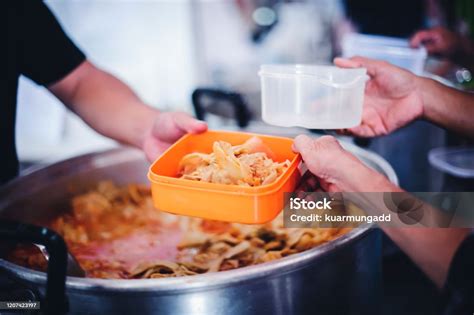 배고픈 사람들에게 음식 기부 자원 봉사자로부터 무료 음식을 받기 위해 기다리는 가난한 손 개념에 대한 스톡 사진 및 기타 이미지 개념 개념과 주제 거지 Istock