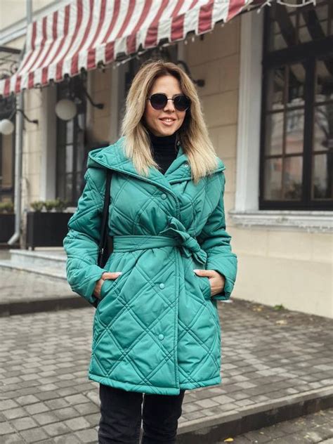 Куртка жіноча з поясом кольори — ціна 2729 грн у каталозі Куртки Купити