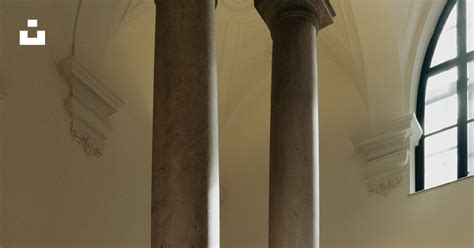 기둥과 창문이 있는 건물의 계단 사진 Unsplash의 무료 빈 이미지