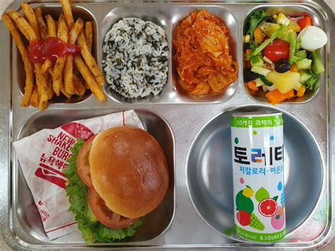 고등영양사 아무리 축제라해도 3학년 이렇게 다오기 있냐그햄버거 남을 걱정 왜 함모자라서 발동동ㅠㅠ 뒤에 친구들 반 잘라줘서 미안ㅠㅠ근데 햄버거 진짜진짜진짜