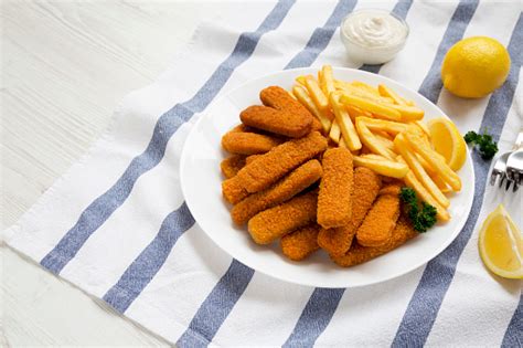 흰색 나무 표면에 타르타르 소스와 수제 생선 스틱과 감자 튀김 낮은 각도보기 공간을 복사합니다 갈색에 대한 스톡 사진 및 기타 이미지 Istock