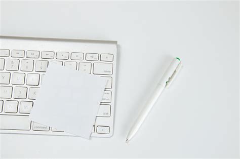 Keyboard Komputer Dengan Kertas Kosong Di Atasnya Dan Pena Di Samping Foto Stok Unduh Gambar