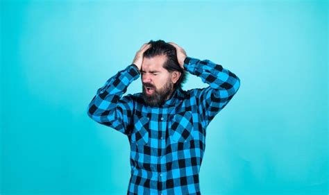 Expressando Emo Es Humanas Homem Sofrendo De Camisa Quadriculada Homem Com Dor De Cabe A Em