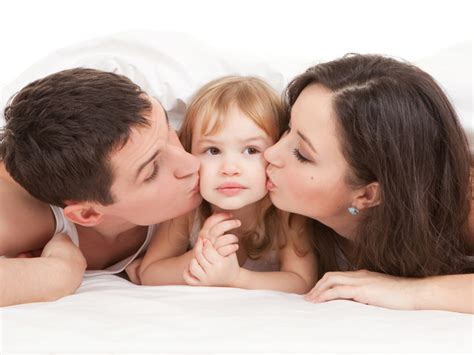 Родители които често се целуват по рядко крещят на децата си Nova Bg