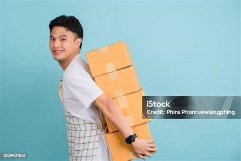 패키지 소포 상자를 들고 잘 생긴 젊은 남자의 초상화 상자를 들고 있는 동안 미소짓는 남자 택배 및 배송 서비스 컨셉 T 셔츠에 대한 스톡 사진 및 기타 이미지 Istock