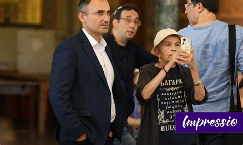 Председателят на Организацията на евреите в България Шалом Александър Оскар вляво