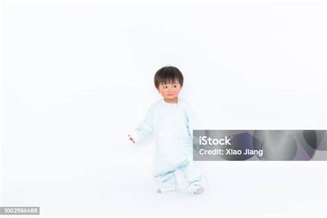 유아 아동 아기 여자 아이 유아 기저귀에 게 흰색 배경에 고립 하는 첫 번째 단계 1위에 대한 스톡 사진 및 기타 이미지 1