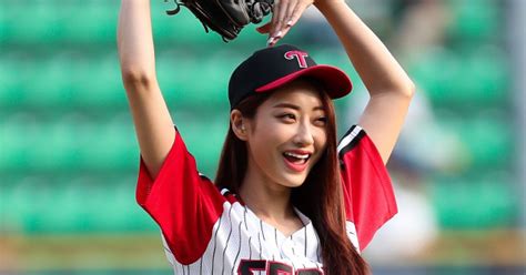 사랑의 하트 날리는 경기 경향포토