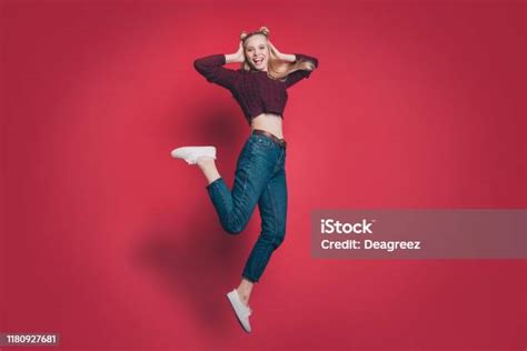 겨울 방학이 여기에 있습니다 풀 길이 바디 사이즈 사진 의 쾌활 한 낙관적 비명 큰 소리로 아가씨 에 데님 옷 점프 올라 고립 된 파스텔 색상 배경 가을에 대한 스톡 사진