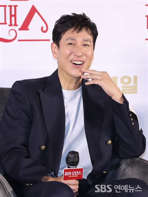 킬링 로맨스 이선균 시나리오 보고 이건 뭘까 싶었다