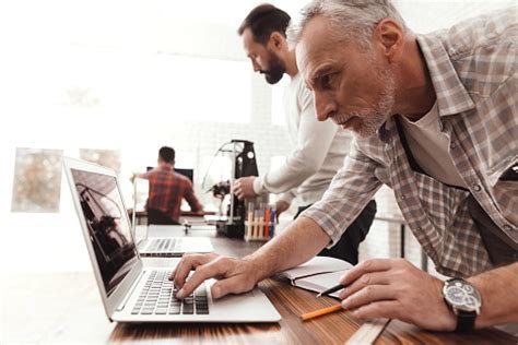 양식을 인쇄 하려면 성가 3d 프린터를 설정 하는 세 남자 그들은 노트북에 3d 프린터의 서 기관 확인 3차원 형태에 대한 스톡 사진 및 기타 이미지 Istock