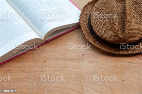 텍스트나 아이디어를 위한 맞춤형 공간이 있는 나무 테이블에 책과 모자 0명에 대한 스톡 사진 및 기타 이미지 0명 Educational Institutions And
