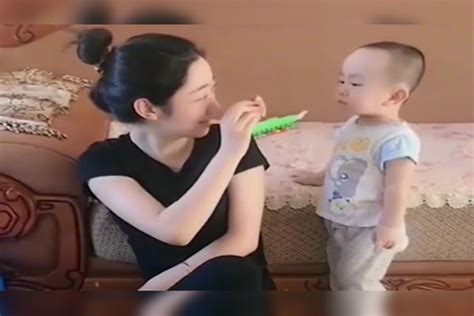 二胎有了弟弟，相差19岁的姐姐是这样逗他的，妈妈都看不下去了姐姐妈妈弟弟