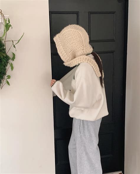 크렘므 톤온톤 믹스 원사의 섬세한 디테일이 돋보이는 레온 울 코트 Top 피나타 스트라이프 셔츠 Bottom CrÈme Archive 맥클린 워싱 데님