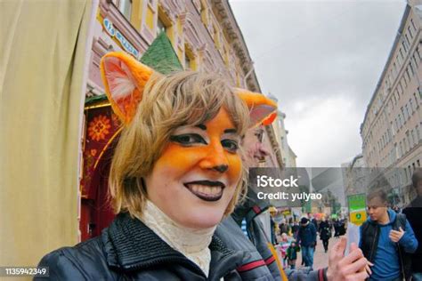 모스크바에서 아 르 바트에 플래시 몹에 얼굴 그림 여우와 여우 귀 웃는 젊은 여자의 초상화 Flash Mob에 대한 스톡 사진 및 기타 이미지 Flash Mob 거리