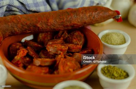 요리 굴 라 시 쵸 릿 죠 소시지와 신선한 재료를 준비 스페인 전통 음식 소시지에 대한 스톡 사진 및 기타 이미지 소시지 헝가리 헝가리 문화 Istock