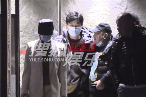 独家佟大为夫妇餐厅会友关悦穿西装似霸道女总裁 搜狐大视野 搜狐新闻