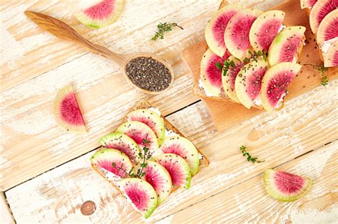 얇게 썬 수박 무 또는 중국 무 치아 코티지 치즈로 구운 건강한 아침 식사 토스트 맨 위 보기 플랫 레이 공간을 복사합니다 0명에 대한 스톡 사진 및 기타 이미지 Istock