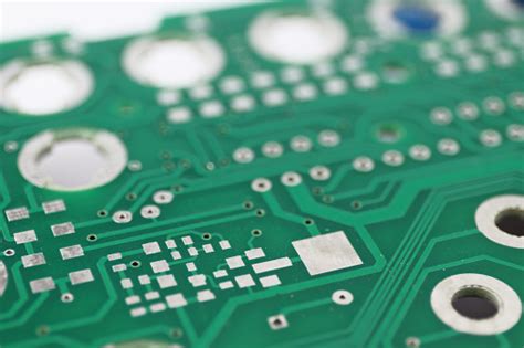 흰색 배경에 분리 된 인쇄 회로 기판 Pcb를 곱했습니다 Pcb 어셈블리 클로즈업 뷰 0명에 대한 스톡 사진 및 기타 이미지