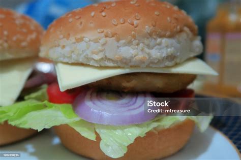 참깨 녹인 치즈 토마토 붉은 양파 슬라이스와 양상추와 햄버거 롤빵에 건강한 수제 치즈 버거 햄버거 쇠고기 햄버거의 이미지 0명에