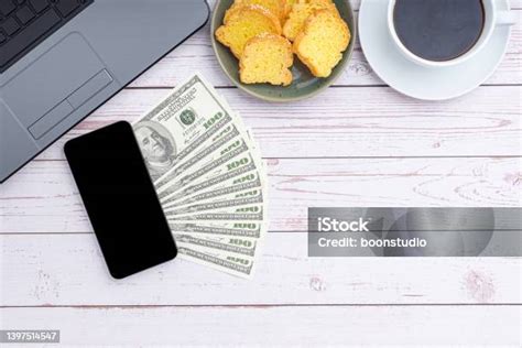 노트북 스마트 폰 돈 바삭한 버터 토스트 및 화이트 커피 컵의 톱 뷰 0명에 대한 스톡 사진 및 기타 이미지 0명 Brand Name Smart Phone 개념