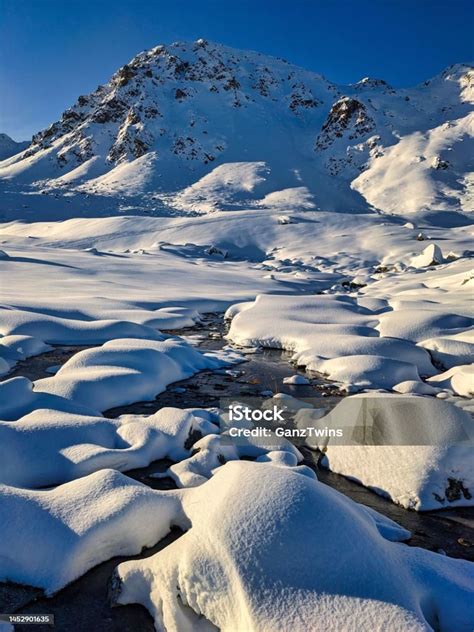 플루에탈 강 위의 스위스 그리종 주에 있는 눈 덮인 센티쉬 호른의 모습 다보스 클로스터스 마운티언스 위의 스키 투어 고품질 사진 0명에 대한 스톡 사진 및 기타 이미지