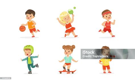스포츠 세트를하고 귀여운 작은 아이들 아령과 운동 어린 소년과 소녀 공을 재생 테니스 롤러 블레이드 스케이트 보드 실행 만화 벡터 일러스트 개체 그룹에 대한 스톡 벡터 아트