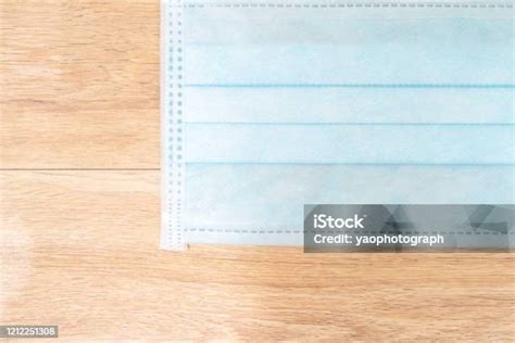 고무 귀 끈이있는 수술 용 마스크 입과 코를 덮는 전형적인 3ply 수술 마스크 박테리아에서 절차 마스크 보호 개념입니다 간호사에 대한 스톡 사진 및 기타 이미지 Istock