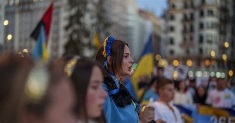 전쟁 중단 외치는 스페인 거주 우크라이나 사람들