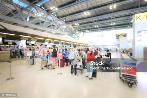 흐린된 이미지의 공항 체크인 카운터 승객과 사람들의 군중 제어 장벽 국제 공항 날개에에서 Bokeh 여행 관광 비즈니스 개념 추상 흐림 배경 공항에 대한 스톡 사진 및 기타