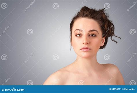Chiuda Sul Ritratto Di Bella Giovane Ragazza Nuda Immagine Stock Immagine Di Attraente Pulito