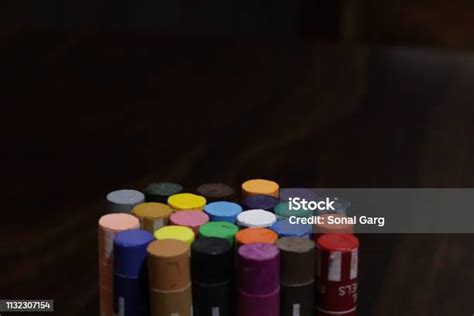 위의 크레용 샷 형태 꿈꾸는 듯한 느낌 다채로운 크레용 배경 흰색 바탕에 일부 컬러 왁 스 크레용의 매크로 창조적 인 화려한 사진에 대 한 필드의 얕은 깊이 0명에 대한