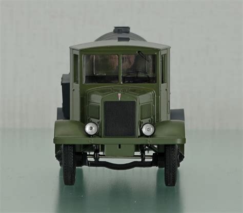 АГЦ «Комсомолец автогудронатор на шасси ЯГ 4 для розлива под давлением дегтя или битума