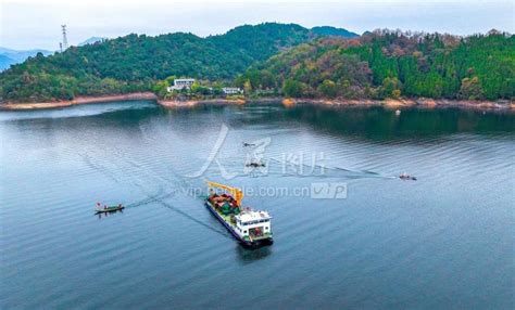浙江淳安巡湖护秀水 人民图片网