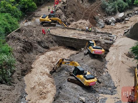 10余台挖掘机抢修水毁桥梁 汉源山洪灾害救援主通道抢通有关键性进展 川观新闻