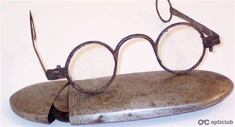 Хто винайшов перші окуляри та як вони виглядали