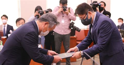 국감 선서문 제출하는 이기흥 대한체육회장