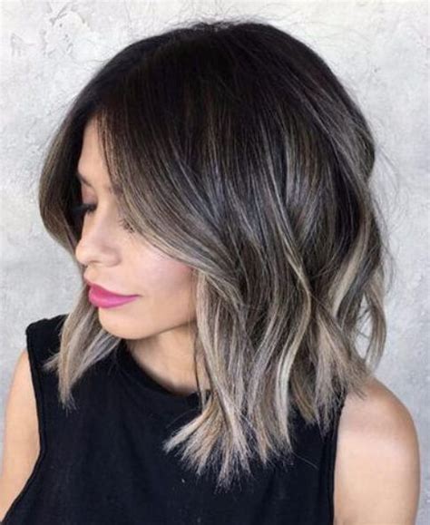 Anuncio Adulto Detalles Mechas Balayage Pelo Corto Gris Decisión