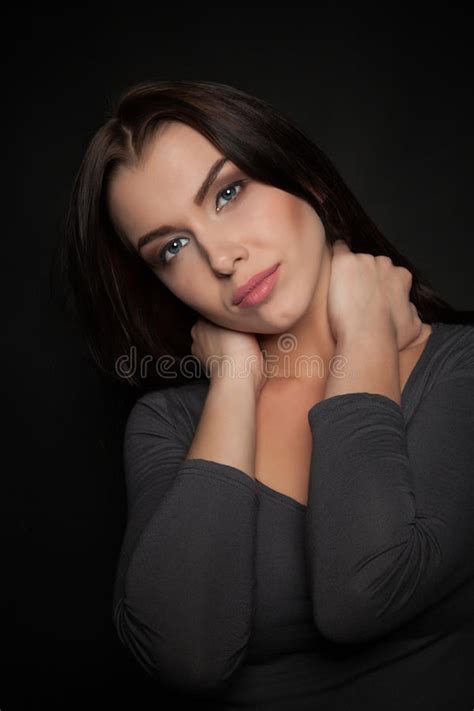 Портрет красивой студии предпосылки черноты модели женщины изображение запаса Стоковое